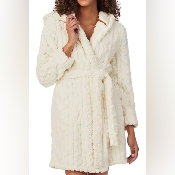 Koolaburra | Intimates & Sleepwear | Koolaburra By Ugg Plush Embossed ...